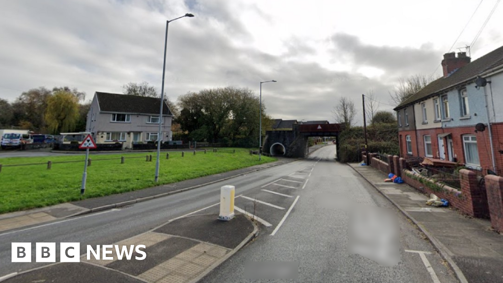 Bridgend: Police dismiss 'body found' rumours after arrests - BBC News