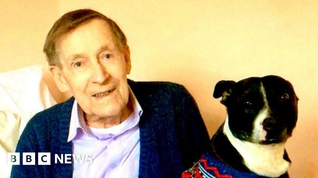 WWII veteran Robert Neale funeral held in Alford - BBC News