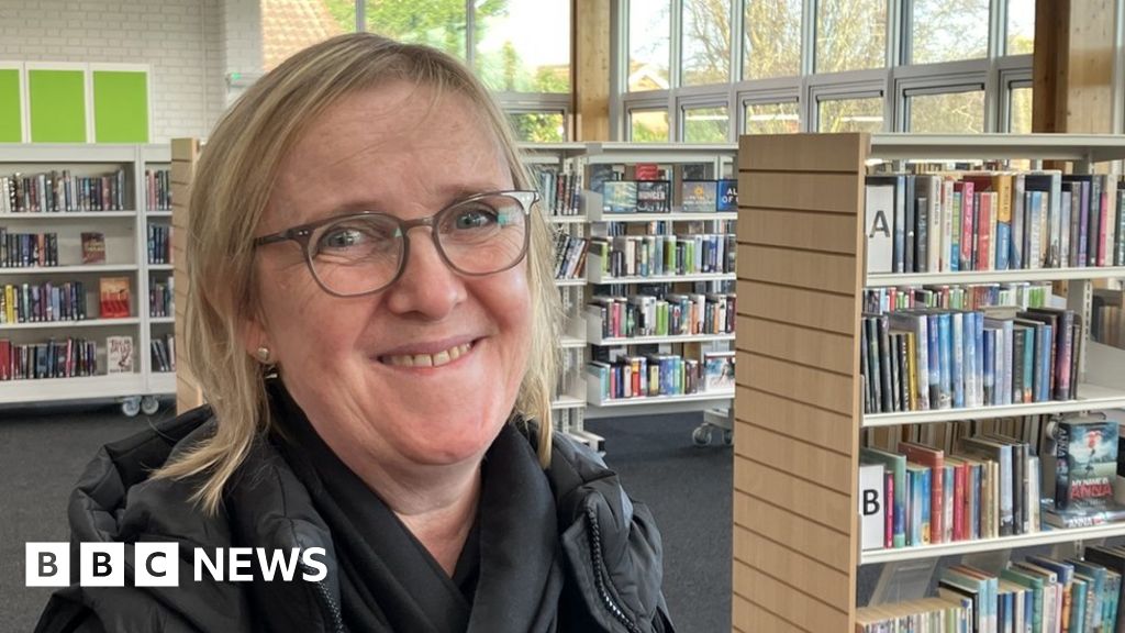 Beccles Library reopens in former home after £500k refurbishment - BBC News