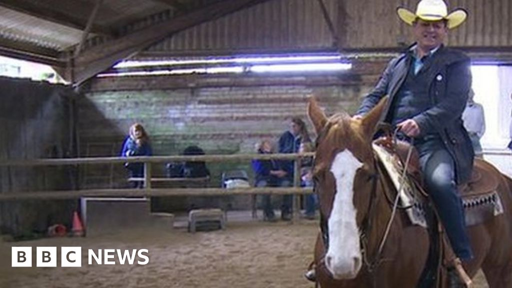 Learning to ride like a real cowboy - BBC News