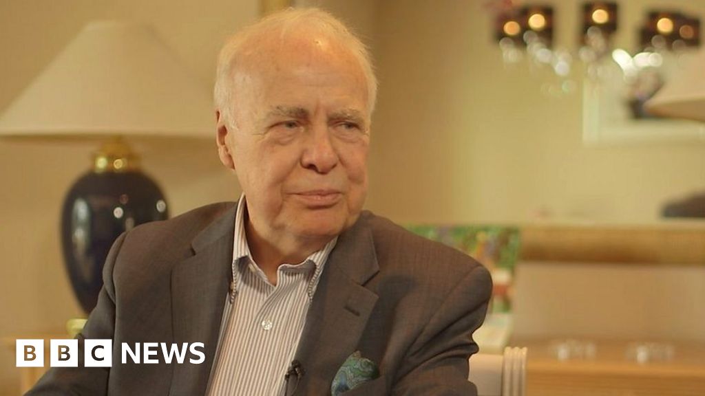 Sports journalist Hugh McIlvanney dies, aged 84 - BBC News