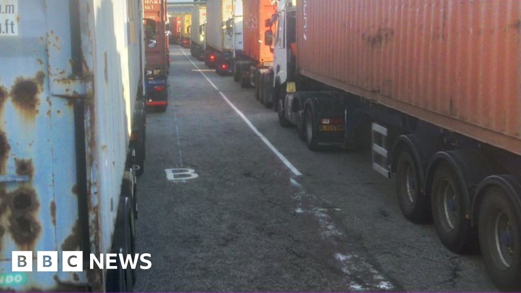 Shipping line concerns over IT problems at Felixstowe Port - BBC News