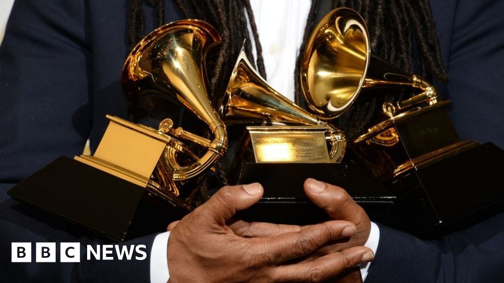This year's Grammy statuettes will contain built-in cameras - BBC News