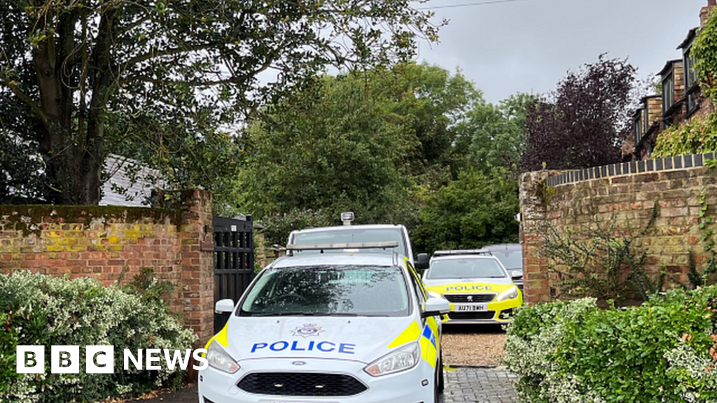 Lesley Page: No evidence why woman, 65, shot herself in Emneth - BBC News