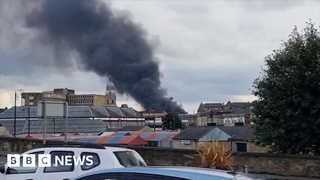 Dewsbury fire: 60 firefighters tackle industrial unit blaze - BBC News