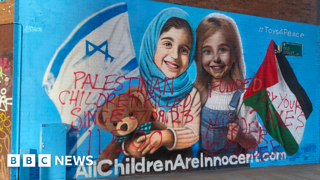 Israel-Gaza peace mural in east London defaced - BBC News