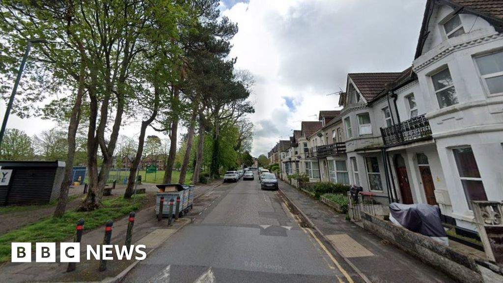 Boscombe stabbing: Boy, 16, found injured outside off-licence - BBC News