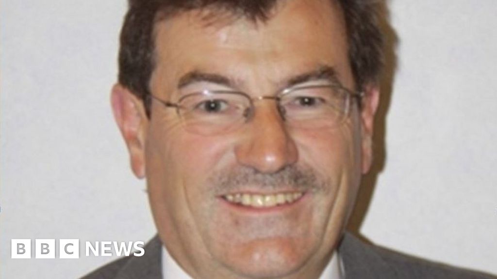 Adrian Earnshaw: House of Keys pays tribute to 'real gentleman' - BBC News