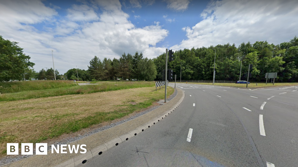 Carmarthen: Man fleeing Pensarn crash scene assaults woman - BBC News