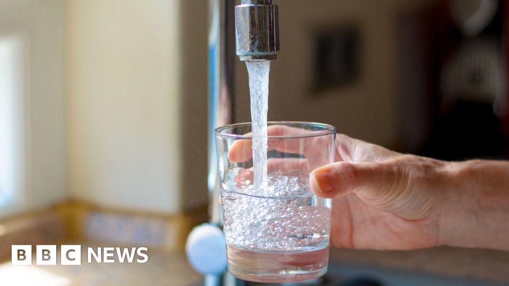Fourth day of Thorne tap water drinking ban - BBC News