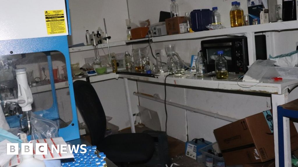 Bomb team called after Kent 'drugs lab' discovered - BBC News
