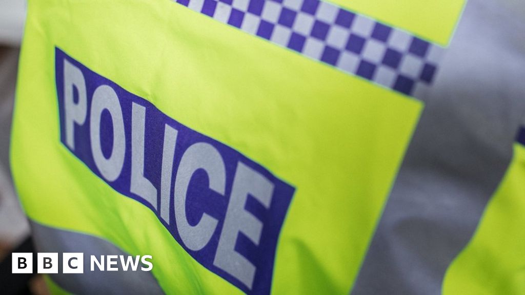 Swindon: Man suffers broken leg in 'unprovoked attack' - BBC News