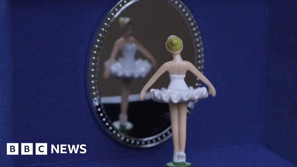 Music boxes: How do they work? - BBC News