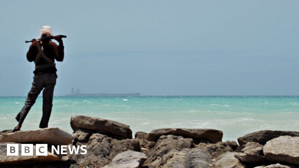 Somalia warns of return to piracy - BBC News