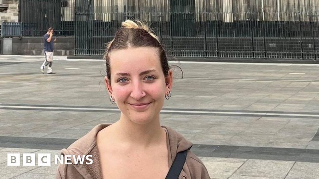 Flight chaos causes Poole woman to miss first day of job - BBC News