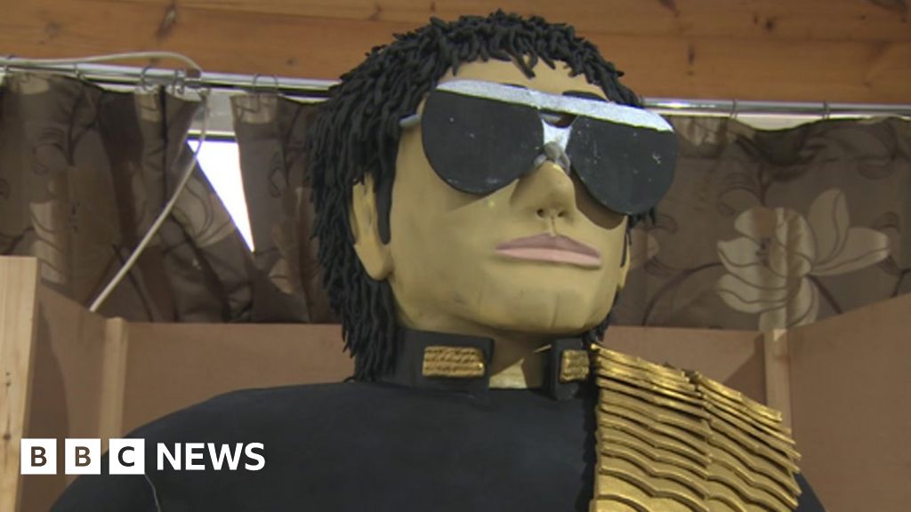 Giant Michael Jackson cake wins international baking award - BBC News