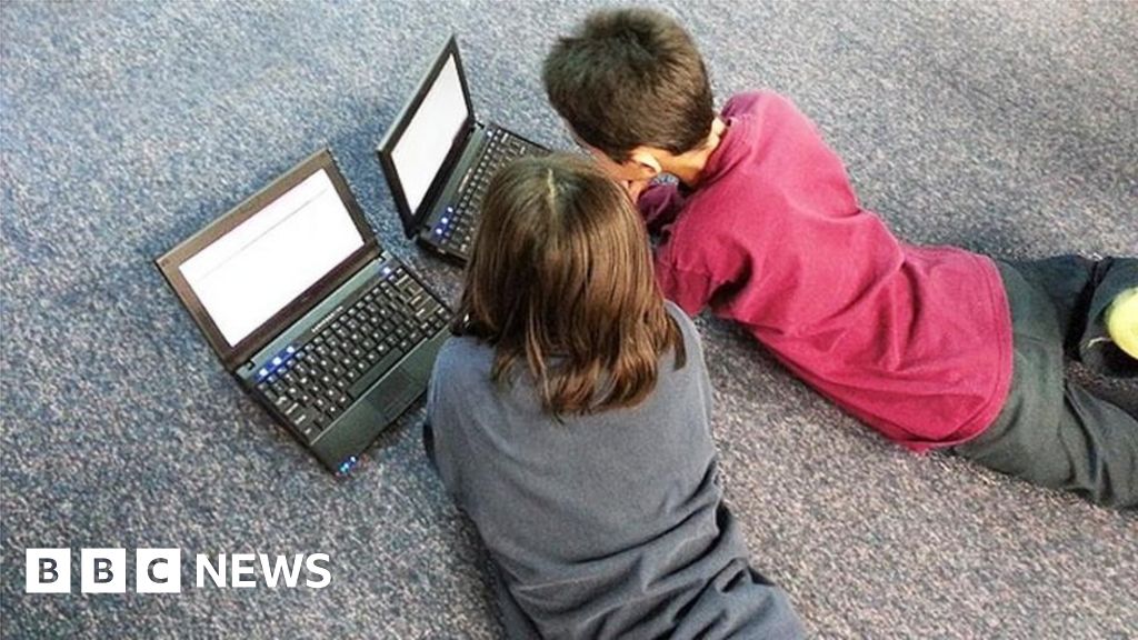 A quarter of Childline calls on bullying involve online abuse - BBC News