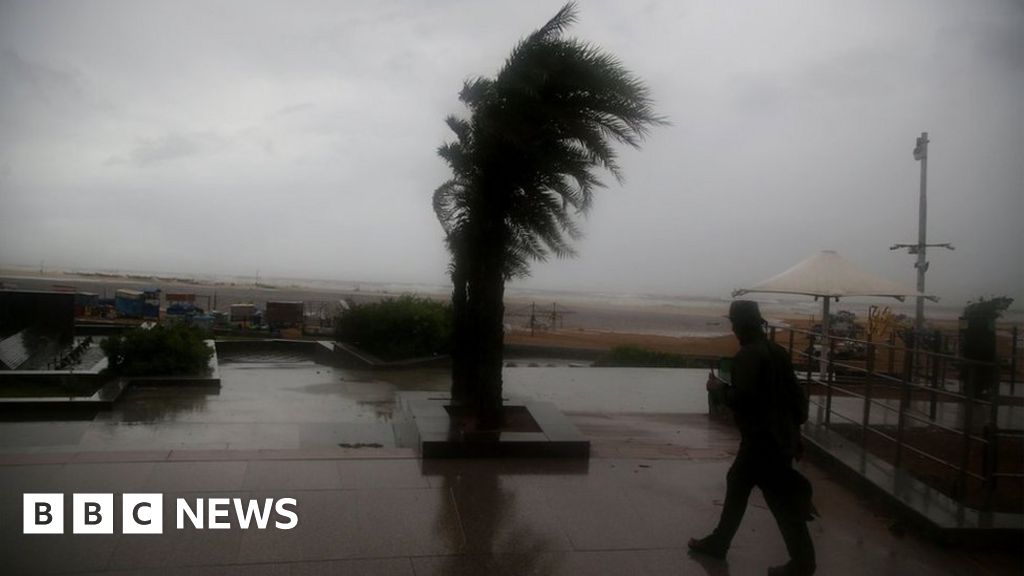 Cyclone Nivar: Landfall triggers torrential downpours - BBC News