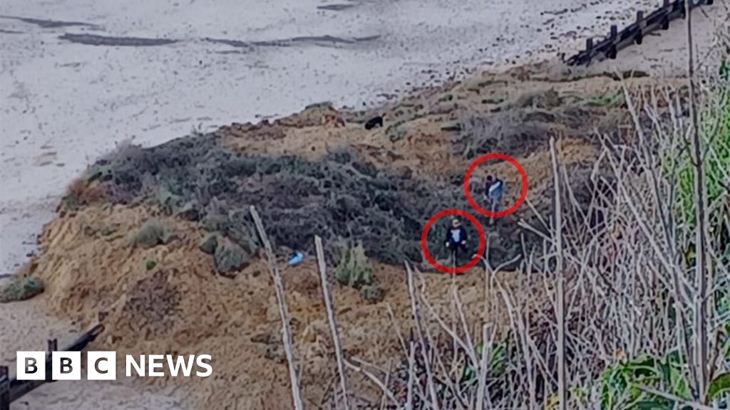 Mundesley cliff collapse: Safety warning issued to walkers - BBC News