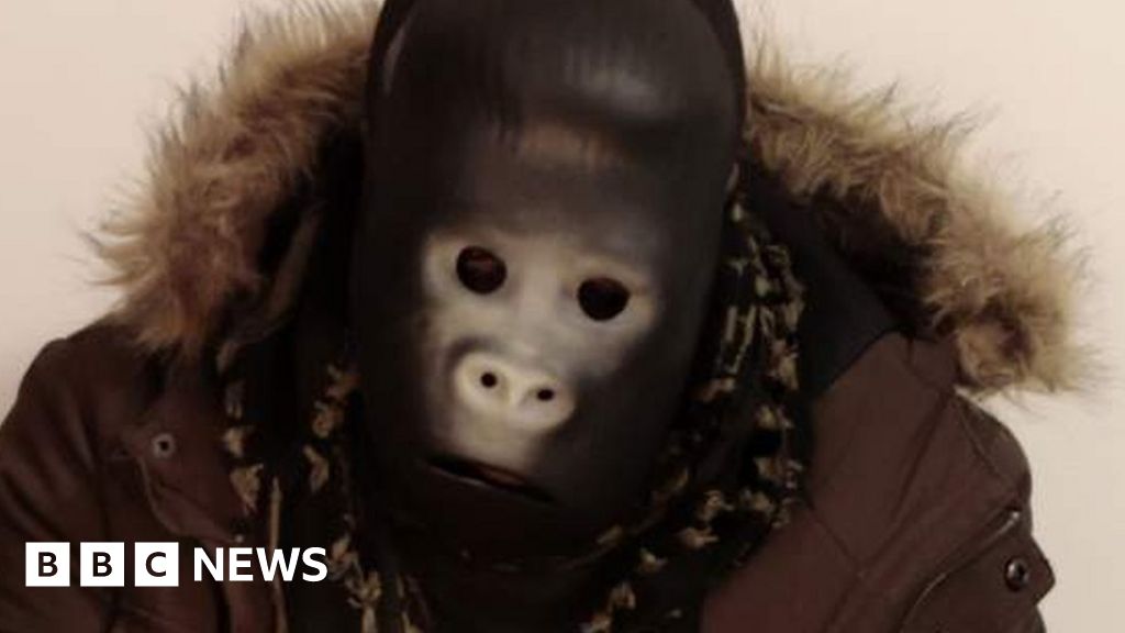 Britain's teenage drug runners - BBC News