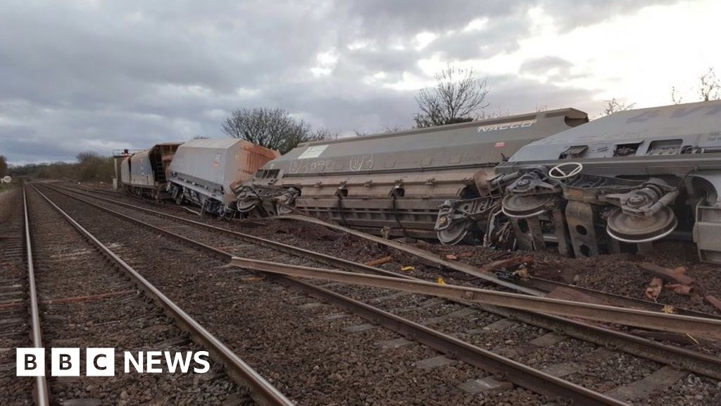Somerset freight derailment causing 'severe disruption' - BBC News