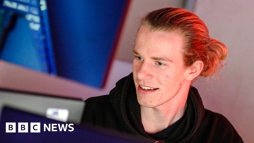 Esports: 'It's lovely to be accepted,' says trans student - BBC News
