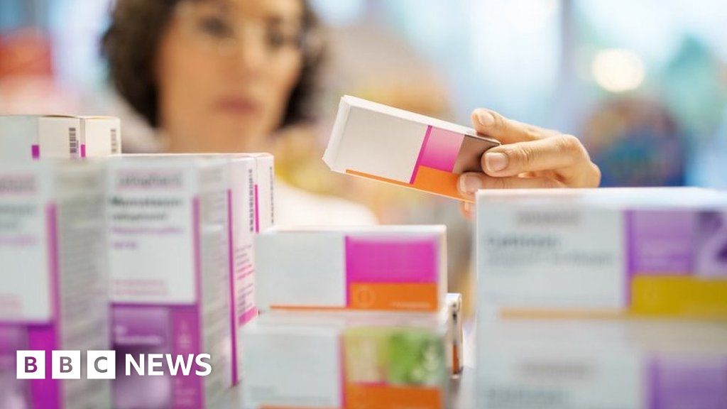 Life-extending womb cancer drugs help Bristol woman "thrive" - BBC News