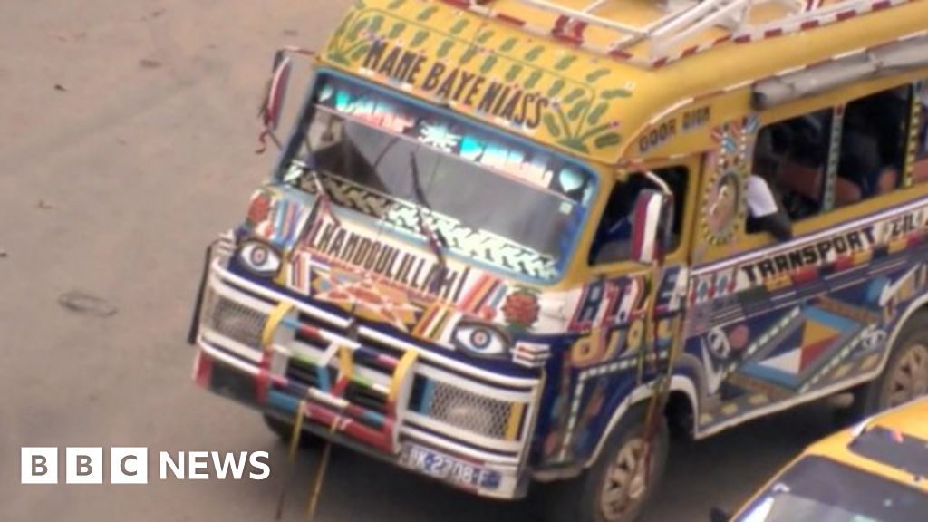 Senegal: End of the road for the 'car rapides' - BBC News