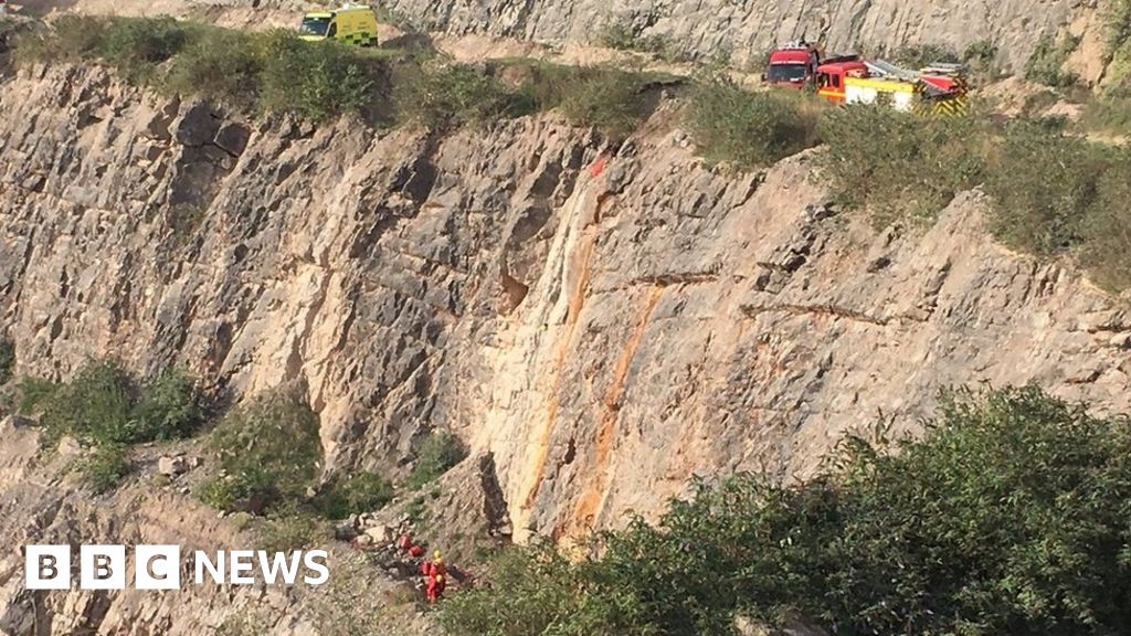 'Disorientated' crash victim falls into quarry in Yate - BBC News