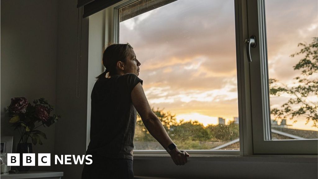 Covid: How many people get self-isolation payments? - BBC News