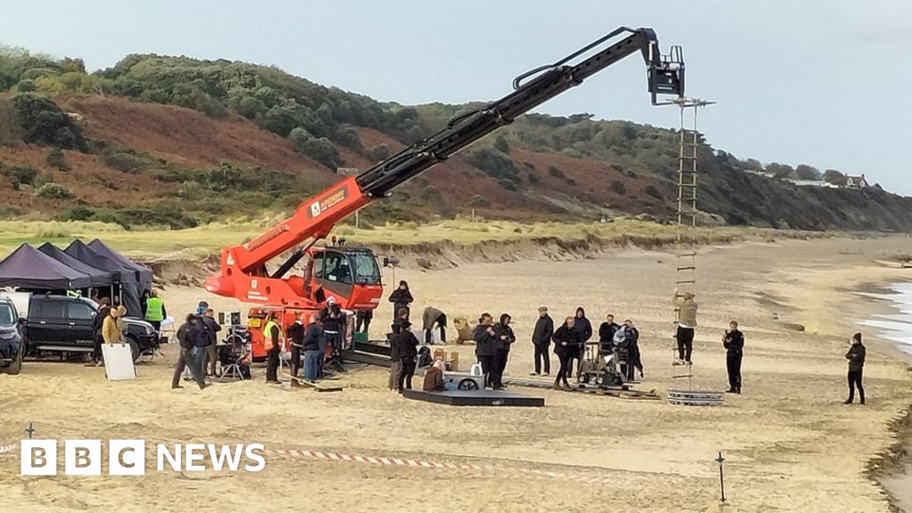 Ed Sheeran film crew helps in Lowestoft missing woman rescue - BBC News
