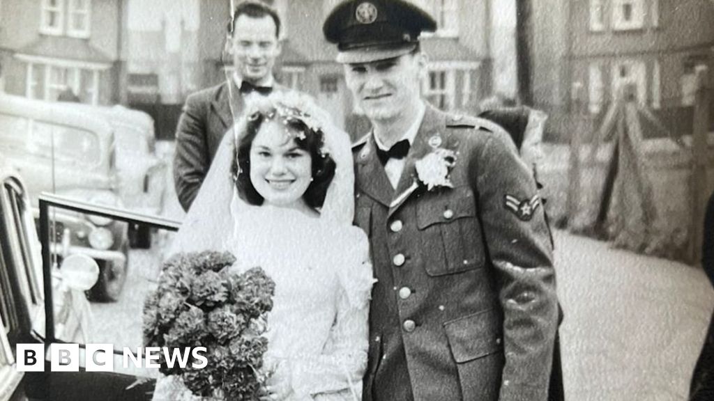 Chicksands: US airman sad over UK base closure - BBC News