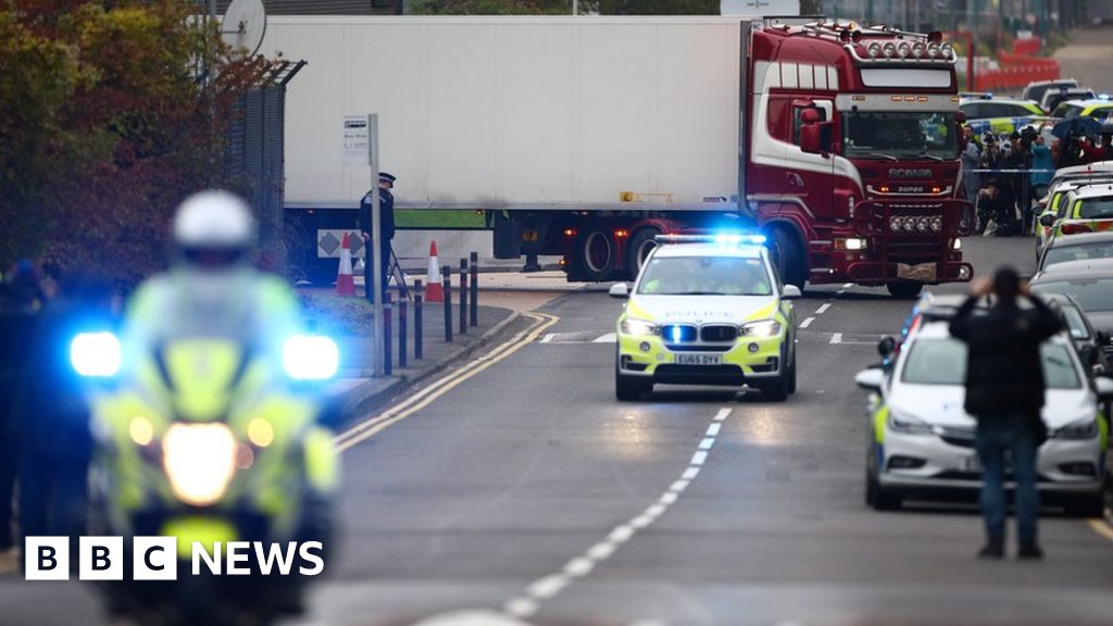 Essex lorry deaths: Driver 'called minutes after 39 bodies found' - BBC ...