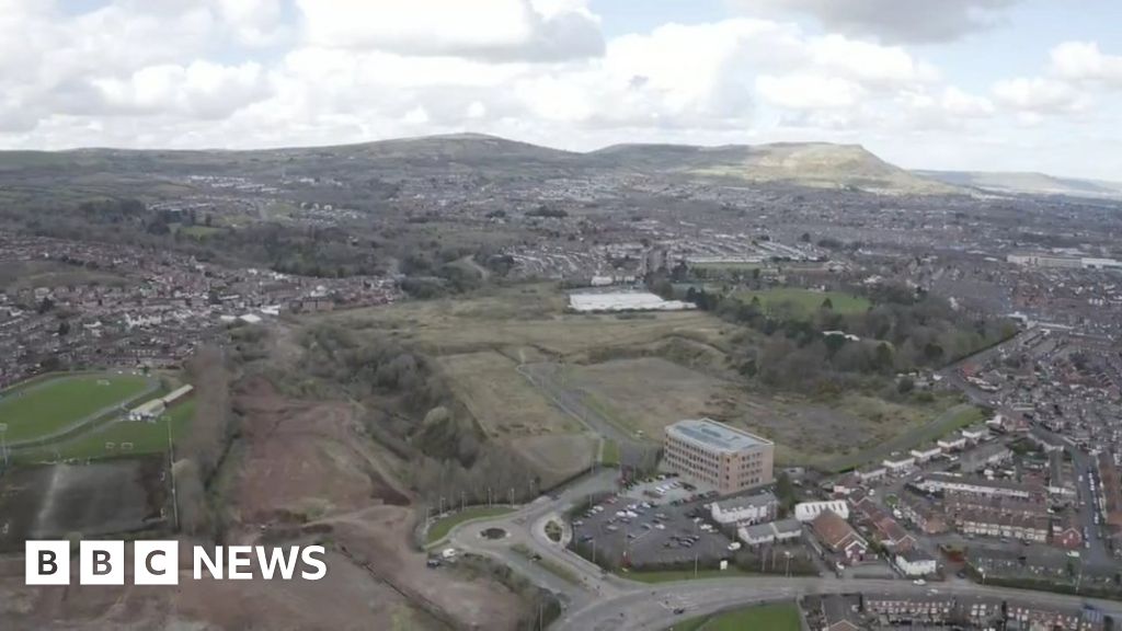 West Belfast: Councillors approve greenway development - BBC News