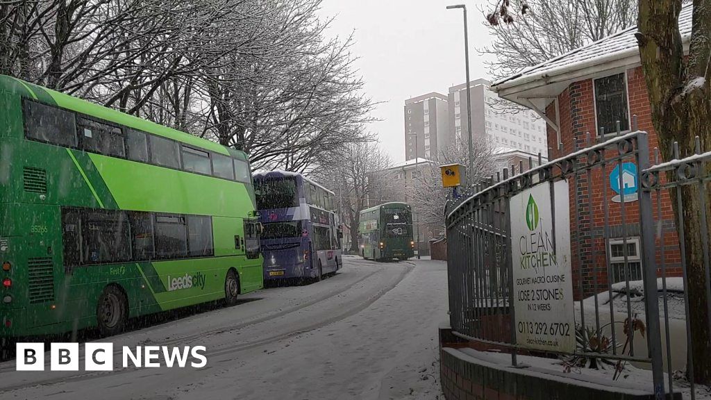 Snow strands buses on Leeds hill - BBC News