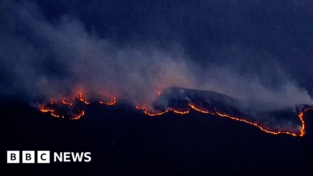 Wildfires rage across parts of Virginia and Maryland - BBC News