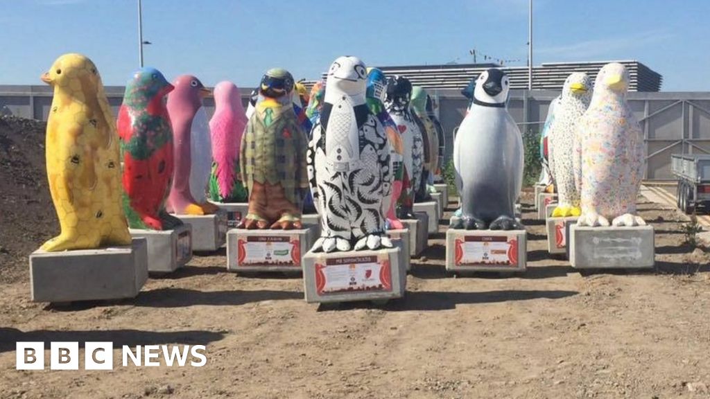 Dundee penguin sculptures in position for charity parade
