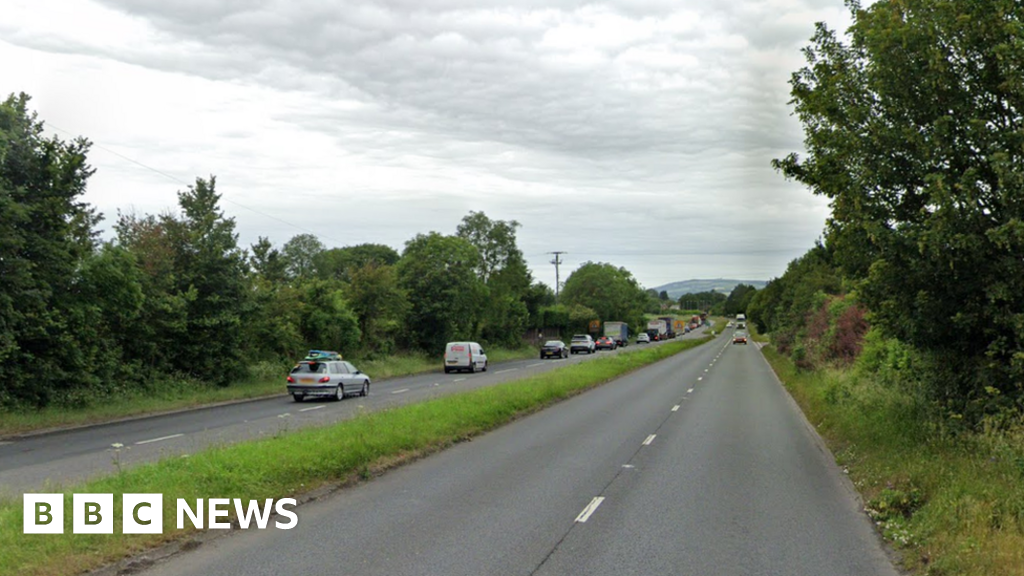 Man and woman die in two-car crash in Somerset - BBC News