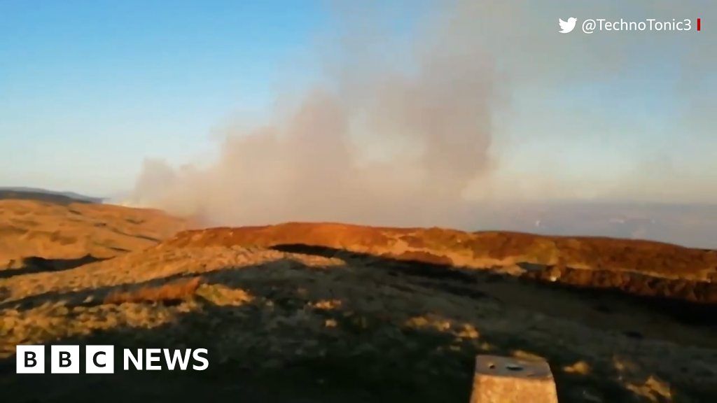 Wildfire tackled on Kilpatrick Hills - BBC News