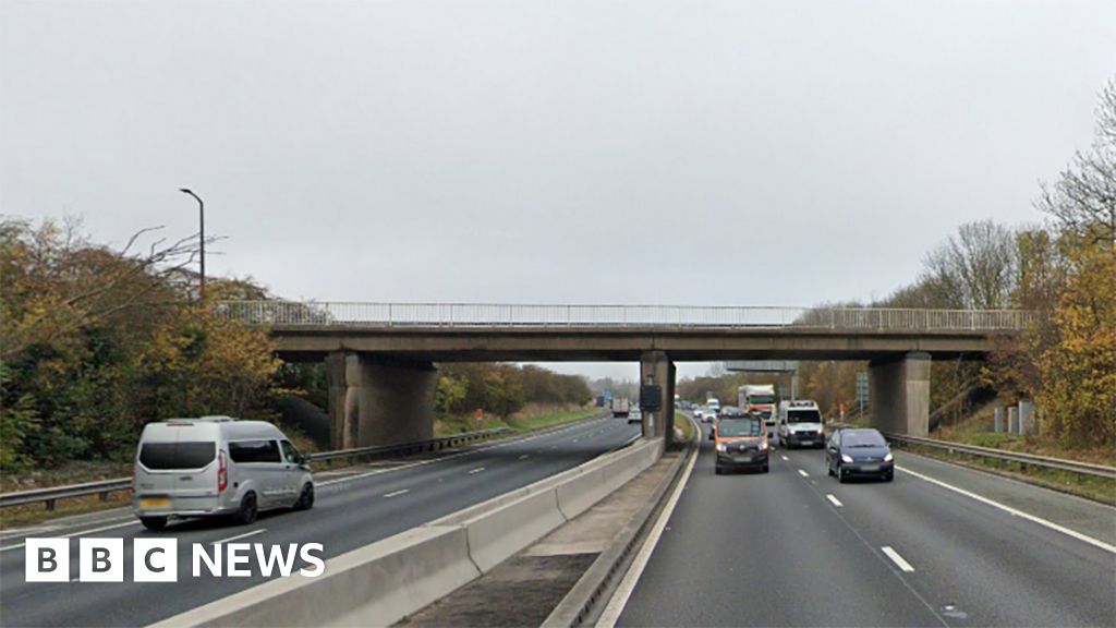 A1(M) road bridge near Doncaster closes for a month - BBC News