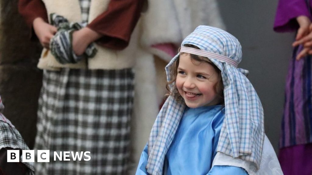 Covid: How schools managed to save the Christmas nativity - BBC News