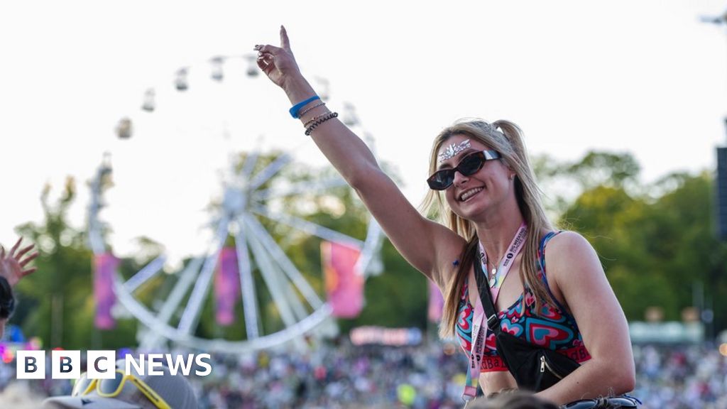 Radio 1 Big Weekend memories shared in new Dundee exhibition - BBC News