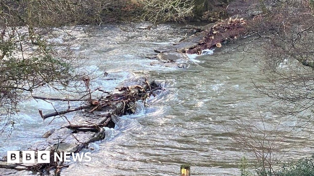 Tarr Steps: Part of ancient Somerset footbridge washes away - BBC News
