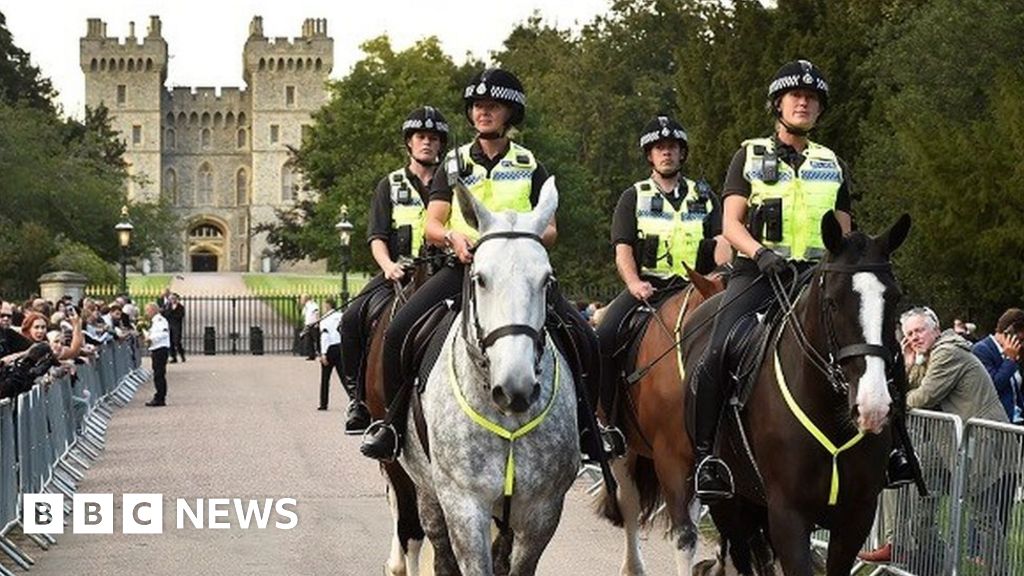Queen Elizabeth II: Mounted police and drone patrols in Windsor - BBC News