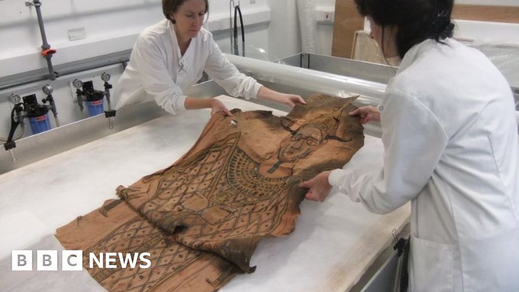 Mummy shroud found after 80 years in museum collection - BBC News