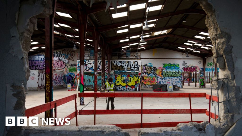 France migrant crisis: Paris to open refugee camp in October - BBC News