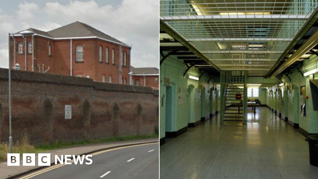 Chelmsford Prison plea to neighbours over contraband - BBC News