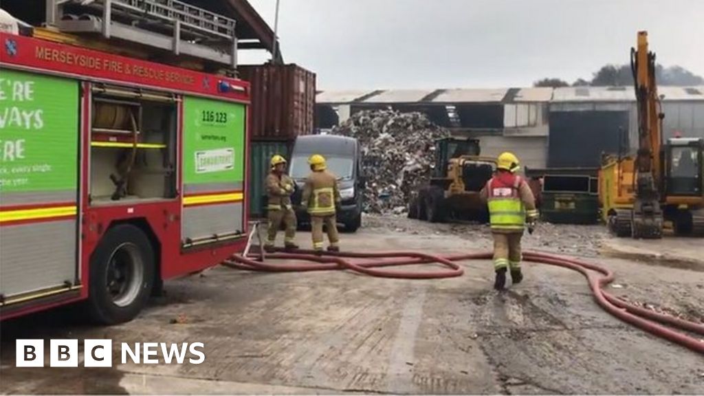 Fire crews tackle blaze at Liverpool warehouse - BBC News