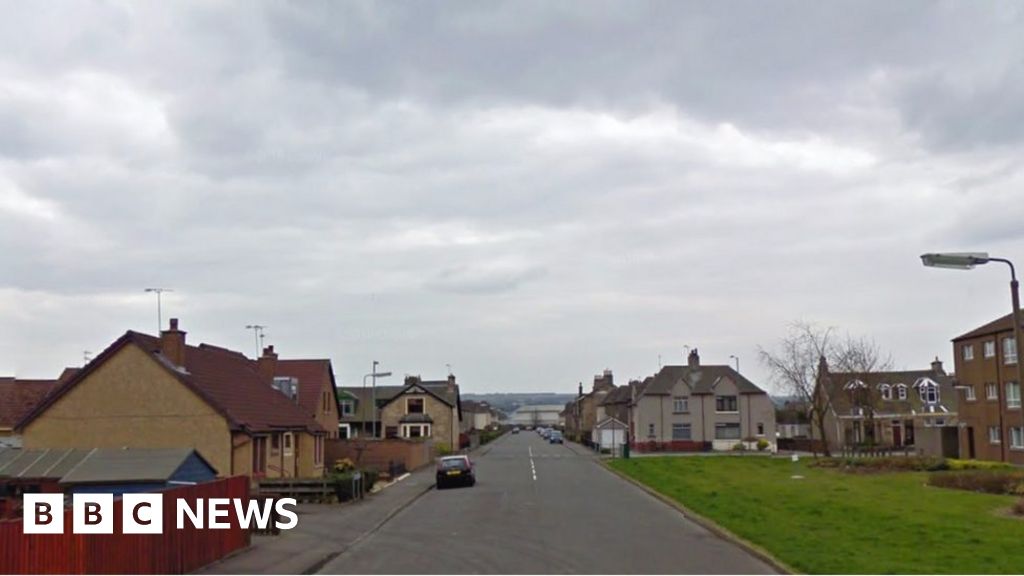 Woman dies after Grangemouth flat fire rescue - BBC News