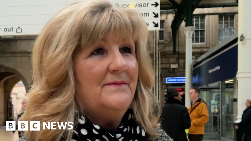 Queen Elizabeth II: Hull 4 Heroes veterans 'emotional' paying respects ...